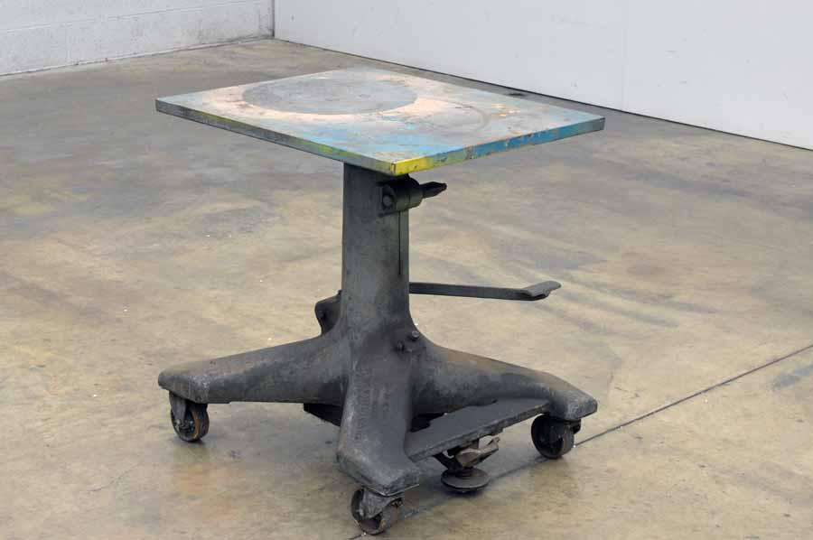 Lot #19: Midwest Tool & Engineering Co. Hydraulic Elevating Table ...